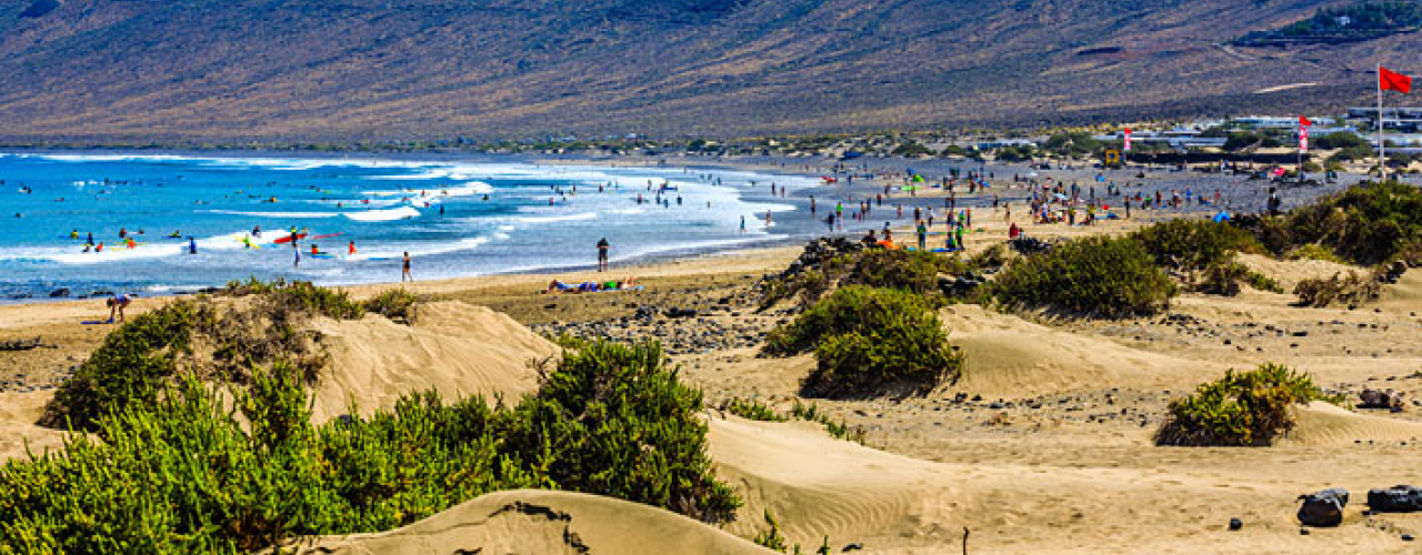 Playa de Famara: Auf nach Lanzarote mit alltours
